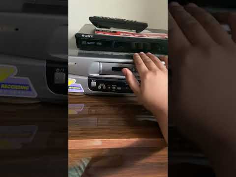 putting vhs tape in vcr player #vcr #record