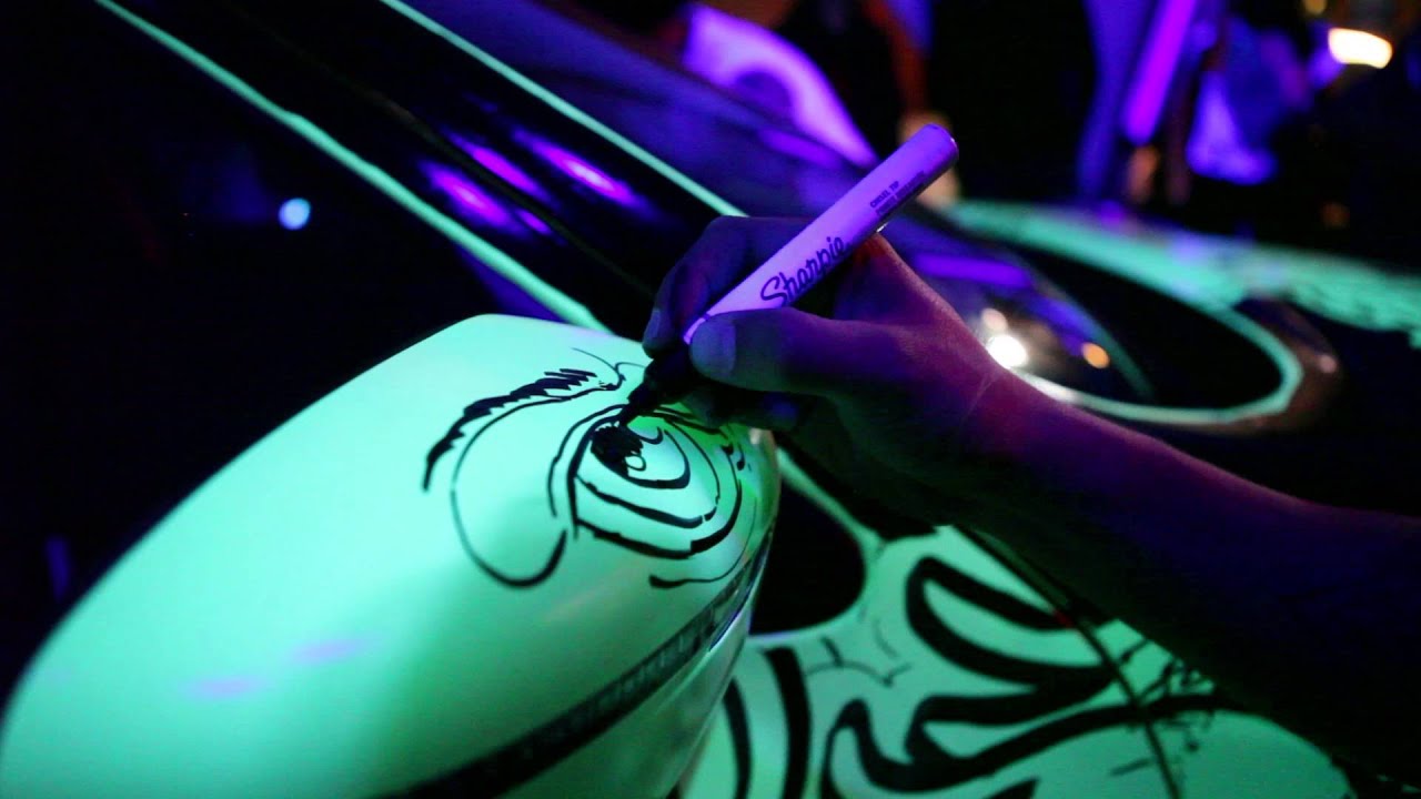 Nissan Juke Turns into a Glow-in-the-Dark Graffiti Canvas - autoevolution