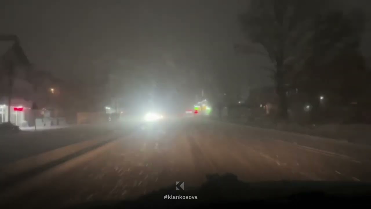 Reshje të mëdha të borës mbrëmë, kjo ishte gjendja e rrugës Prishtinë-Podujevë