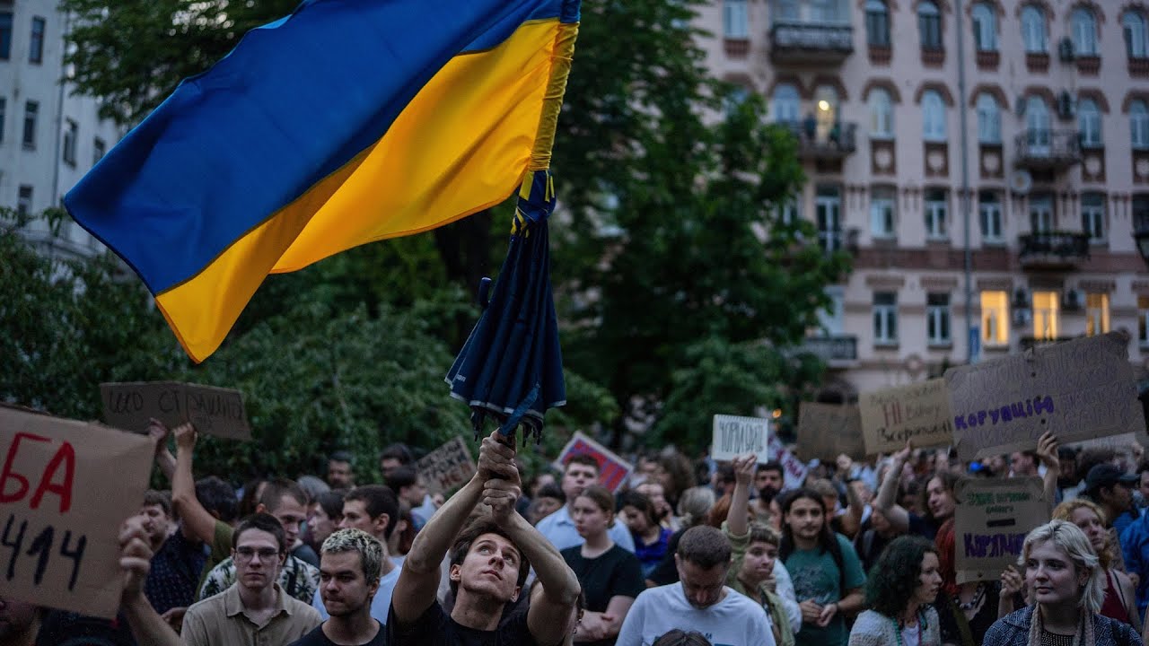 Protests in Ukraine As Zelensky Clamps Down on Anticorruption Agency | WSJ News