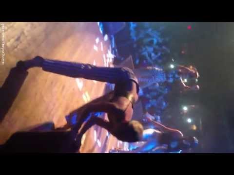 Twerk a make her dance! | I'm with the band!