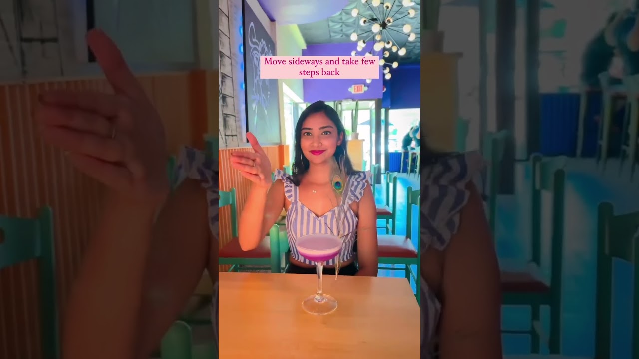 Pose idea in a restaurant  #howtopose #posesideas #poses #posing #posingsouls #posingtips #shorts