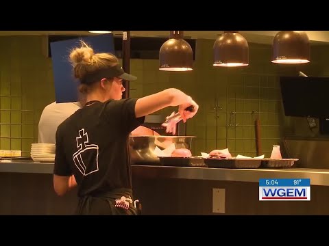 Illinois lawmakers plan to try again to require employers pay tipped workers full minimum wage