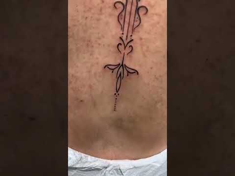 Tatuaje columna vertebral puras líneas HERMOSAS 😁