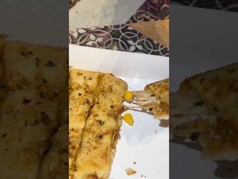 Korean garlic bread vs Pizza Hut garlic bread #foodie #foodblogger #foodreview #subscribe