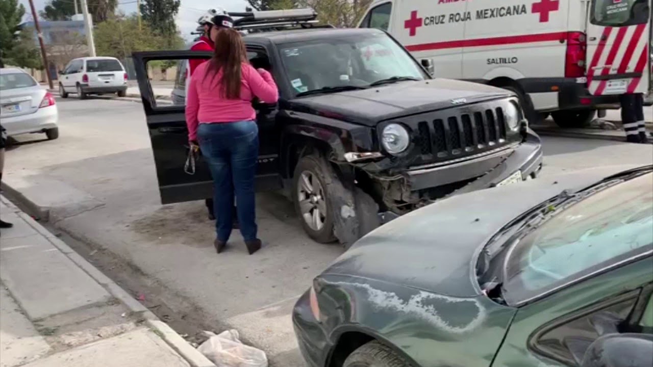 Dormita al volante y choca con vehículo estacionado