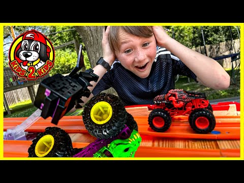 Monster Jam VS Hot Wheels Monster Trucks - ATTACK of the MINECRAFT ENDER DRAGON DOWNHILL RACE
