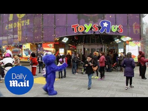 2015: Toys "R" Us closes doors on flagship store in Times Square - Daily Mail