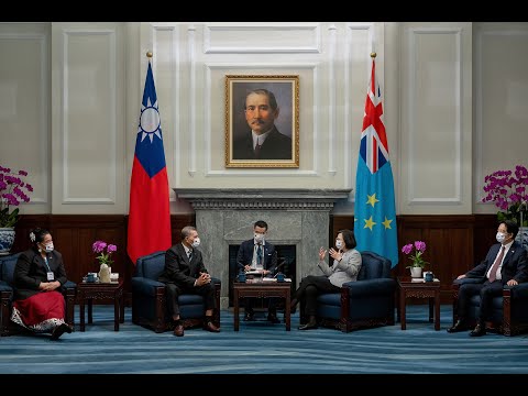 President Tsai and Prime Minister Kausea Natano of Tuvalu hold ...