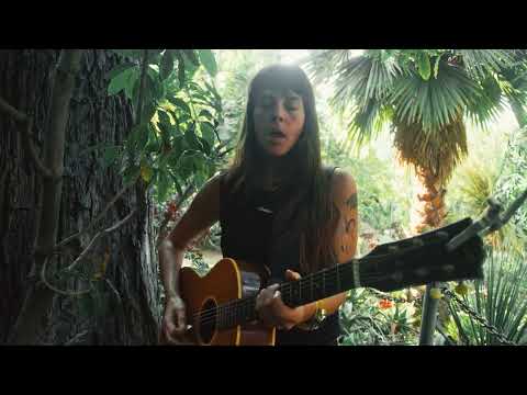 Madi Diaz révèle « Everything Almost » en Live Acoustic : Un Avant-Goût ...