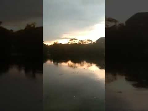 Gedung Rektorat Universitas Indonesia Depok dan Danau diwaktu sore hari.