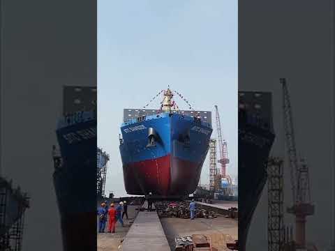 The ship is 172 meters long and 28 4 meters wide It can load 1,800 containers