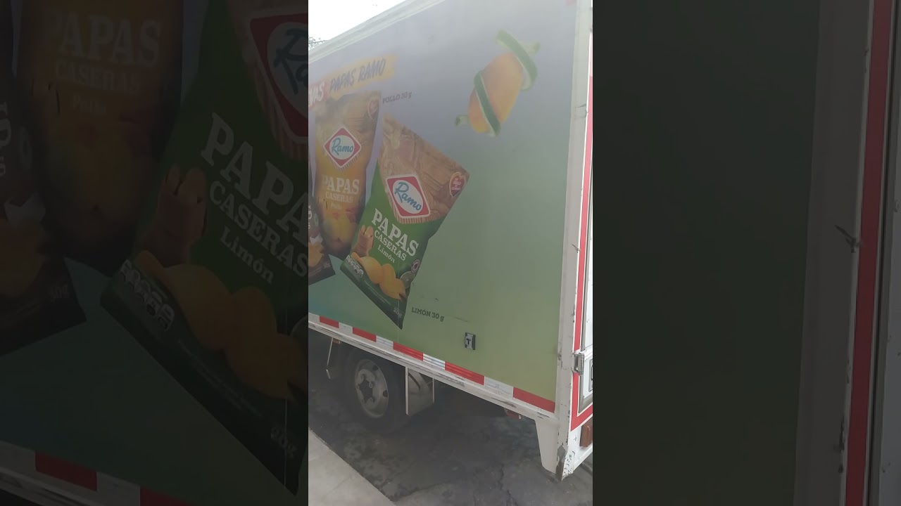 Mealsthudios - Observando una de las camionetas de los Productos Ramo