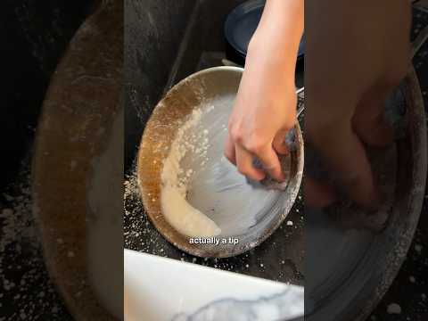 How to clean a stainless steel pan