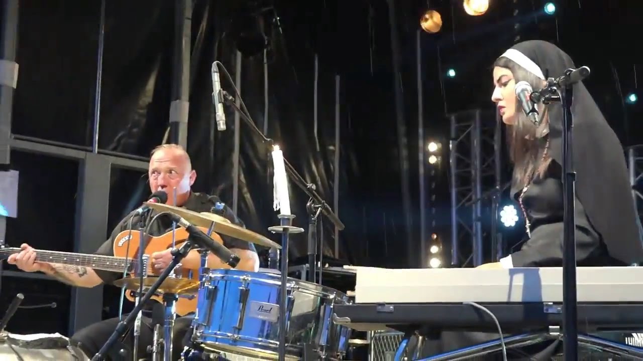Reverend Beat-Man & Sister Nicole Izobel Garcia - Get on your knees ( live 2014 )
