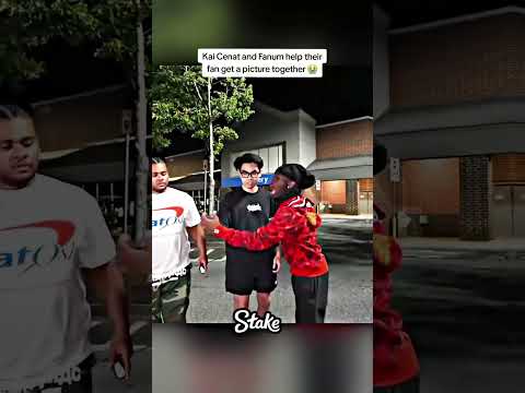 Kai Cenat and Fanum help their fan get a picture together ๐ญ