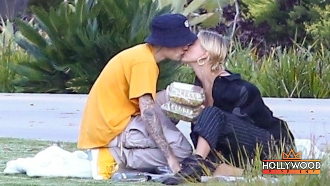 Justin Bieber and Hailey Bieber Have a Picnic in the Park!