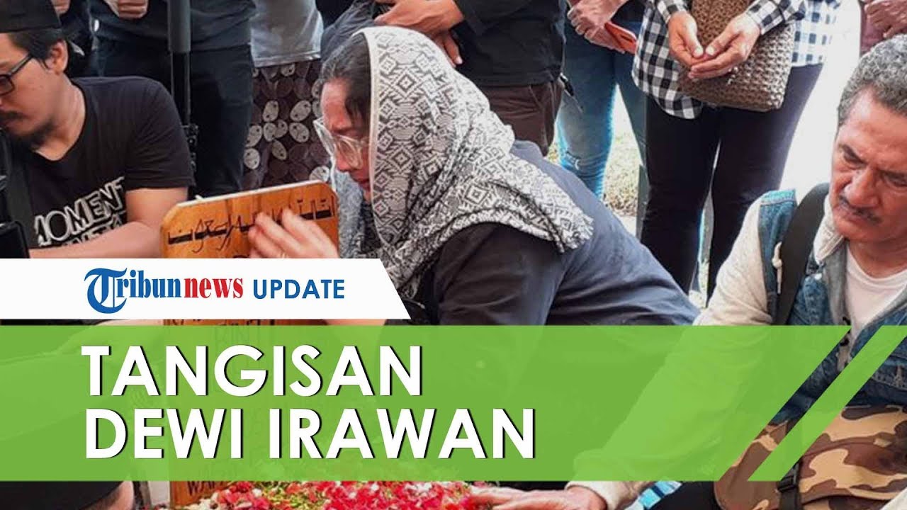 Tangis Dewi Irawan Pecah saat Berada di Pusara sang Ibunda, Ade Irawan ... Tangis Dewi Irawan Pecah saat Berada di Pusara sang Ibunda, Ade Irawan ...