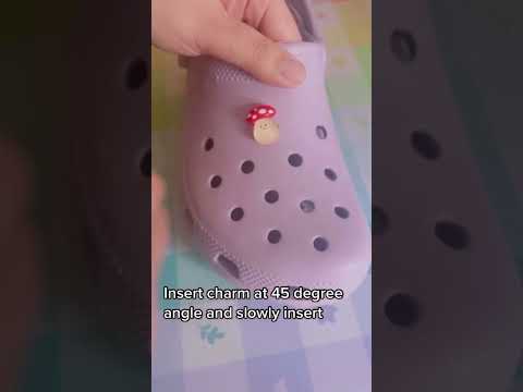 How to put in croc charms | How to take out croc charms | Inserting and taking out shoe jibbitz