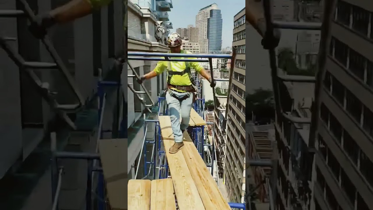 building in new york scaffolding 200 feet tall “ armando Scafold en new york “