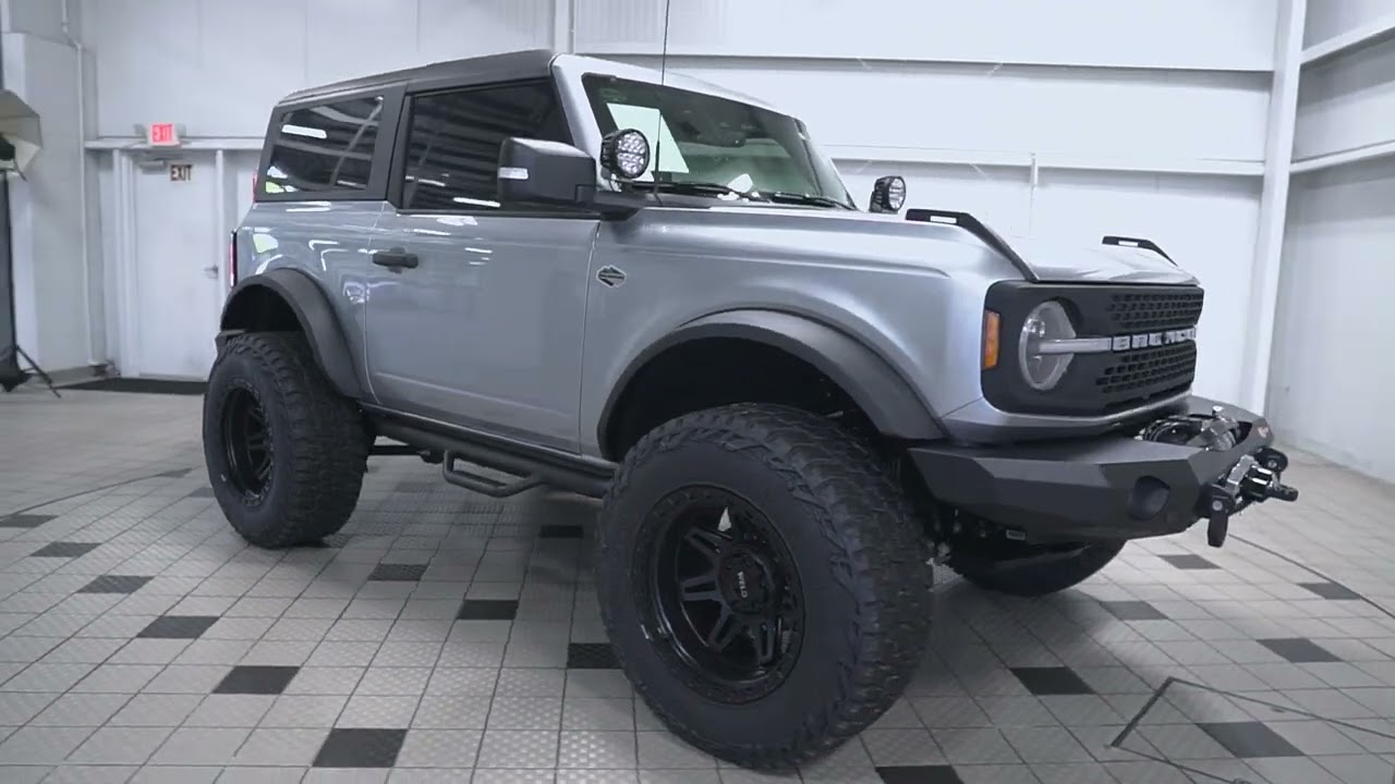 D8326 '22 Ford Bronco   Silver