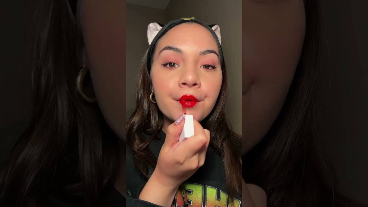 1920s Lip Trend (Bee-Stung Lips)