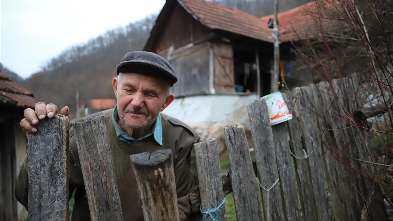 (VIDEO) Sat pitoresc din Hunedoara, cu zeci de case pustii. Doar câțiva ...