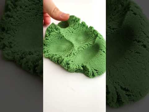 Om Nom Kissing Om Nelle & Kinetic Sand