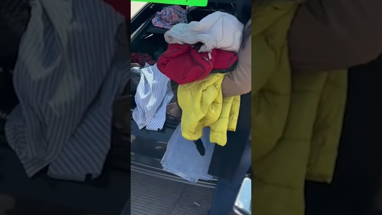 Su novia le es infiel y remata su ropa en la calle | Ciudad desnuda
