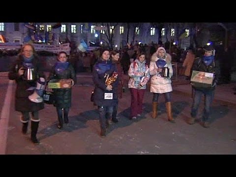 Ukraine protesters to police: 'Make tea, not war'