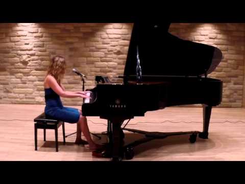 Hire Renee Cross - Singing Pianist in Guelph, Ontario