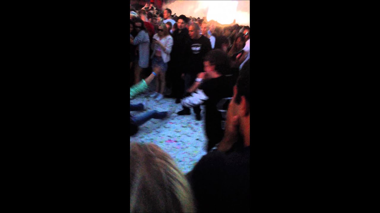 Watch hilarious back flip fail as dancer tries to impress girls with ...