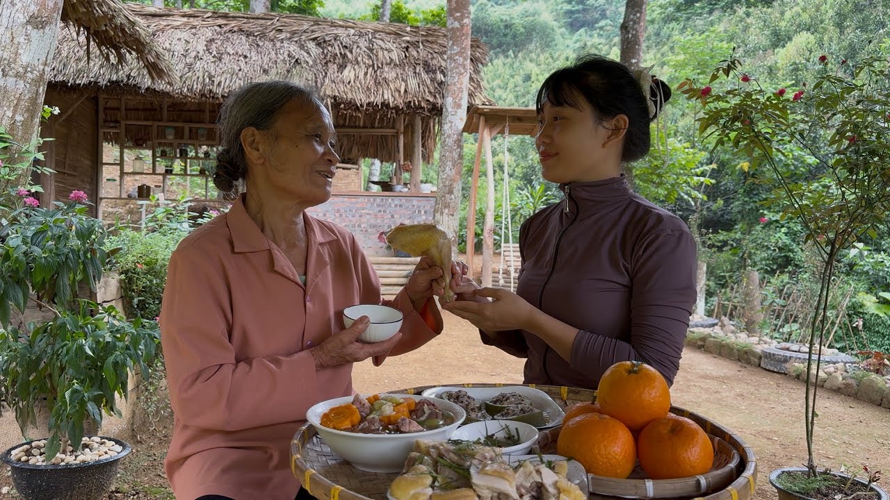 Unexpected encounter between Trang and the old woman – they both enjoyed traditional dishes together