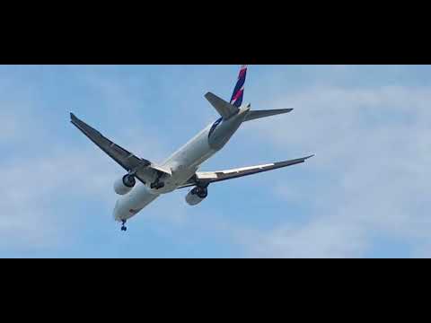LATAM Airlines Brasil Boeing 777-32W(ER) (PT-MUG) Approaching to Miami from São Paulo as JJ8194