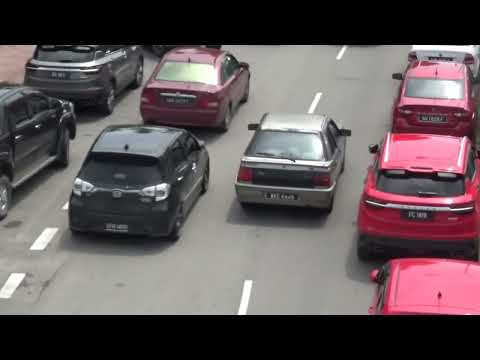 HAPHAZARD PARKING OF VEHICLES= MAIN ROAD TO QUEENS E HOSPITAL KOTA KINABALU 4 JULY 2023