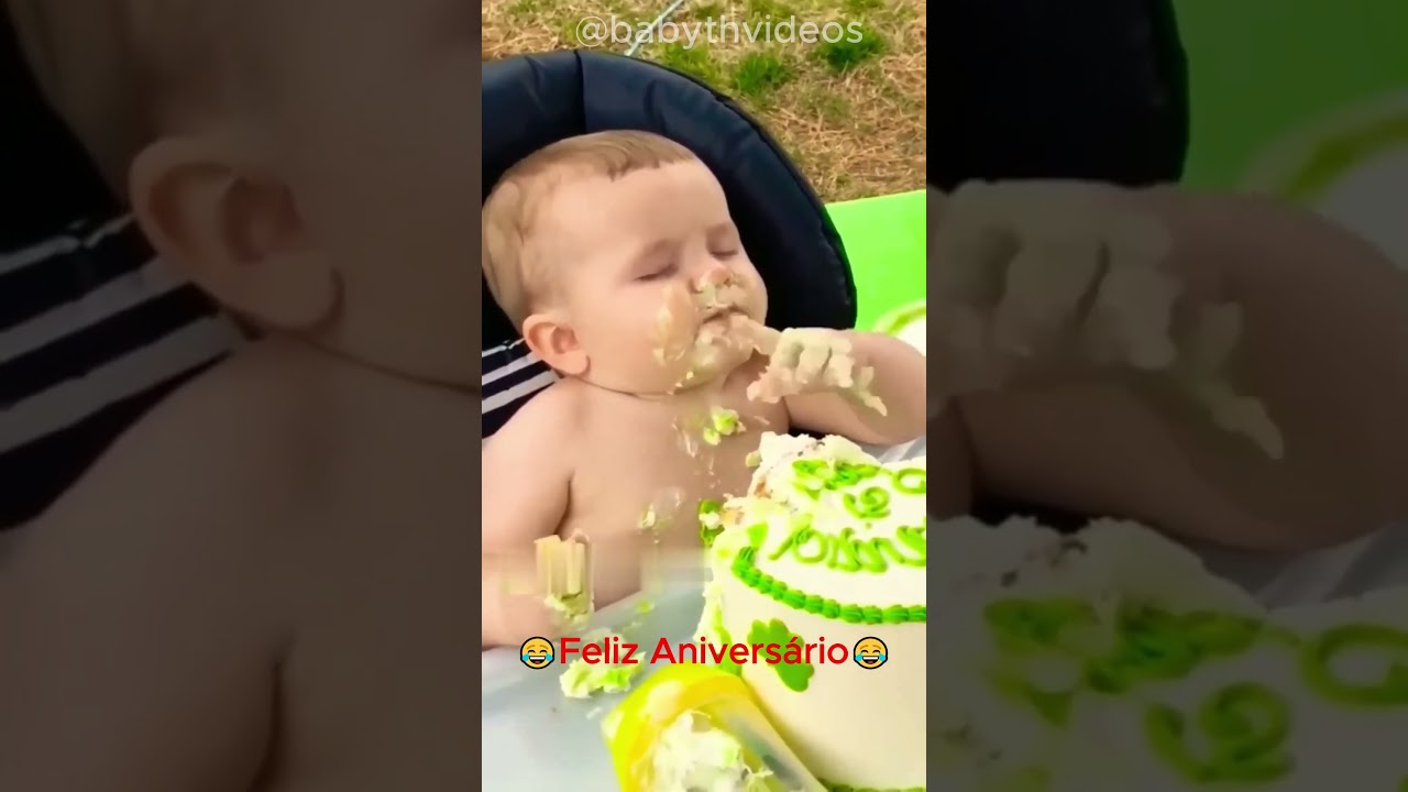 Bebê engraçado curtindo bolo de aniversário🎂😂