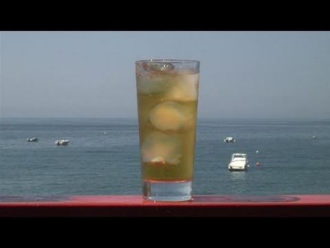 How To Mix An Amaretto Apple Pie Cocktail