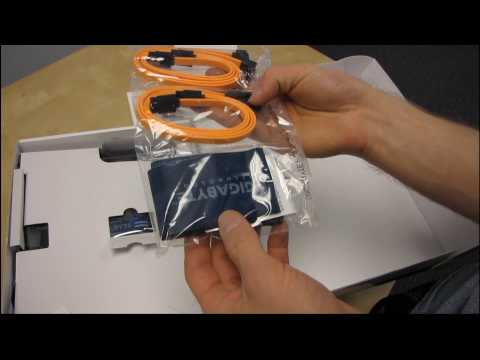 Gigabyte 890GPA-UD3H 890GX Crossfire DDR3 Motherboard Unboxing & First Look Linus Tech Tips