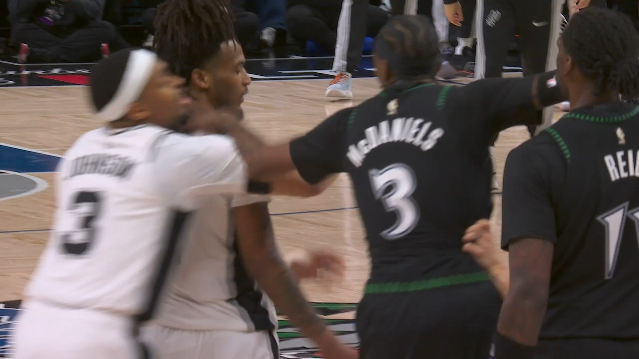 Jaden McDaniels has to be held back from Stephon Castle after exchanging shoves