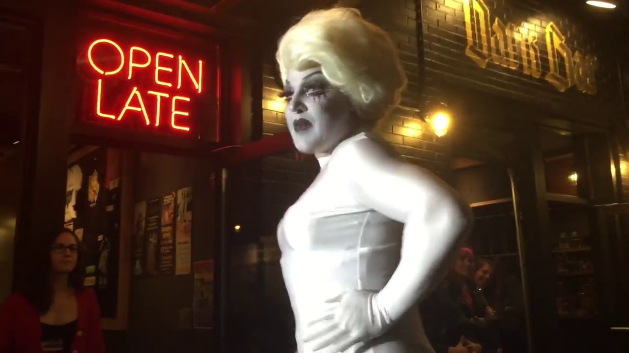 Hire Isabella Extynn - Drag Queen in Seattle, Washington