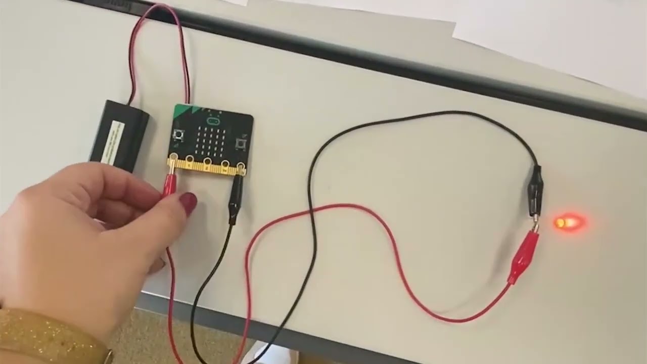 Easy MICROBIT activity for early finishers - Turn the external LED light on and off - using pins