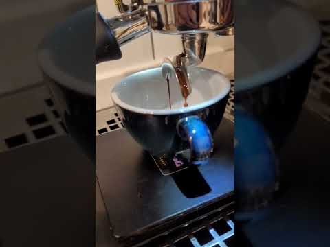 😍 Making two shots of #espresso #FlatWhite #shorts
