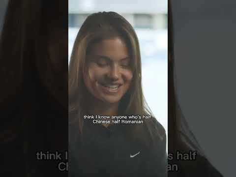 Emma Raducanu reading a postcard from a fan #emmaraducanu #raducanu #tennis #toronto #wta #fanmail