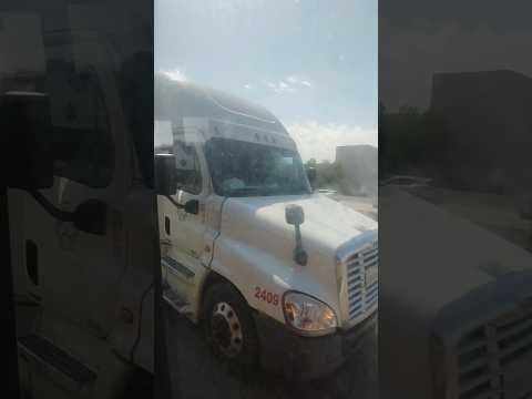 Freightliner cascadia pulling a dry van in Tulsa ok