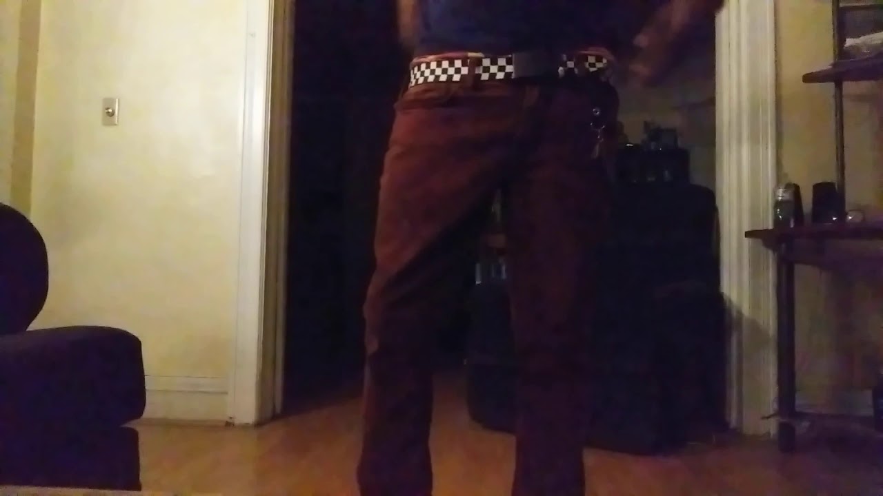 Pants falling down while sagging 😂