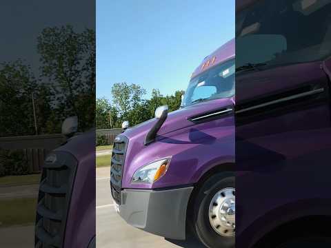 Freightliner cascadia pulling a flatbed trailer in Tulsa ok