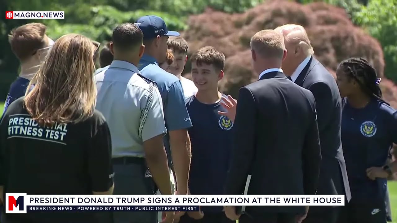 🇺🇸 President Donald Trump signs Presidential Fitness Test Award in the Oval Office [LIVE]