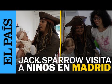 JOHNNY DEPP visita a niños del Hospital Niño Jesús vestido de JACK SPARROW | EL PAÍS