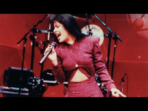 Selena y Los Dinos โComo La Florโ with English translation