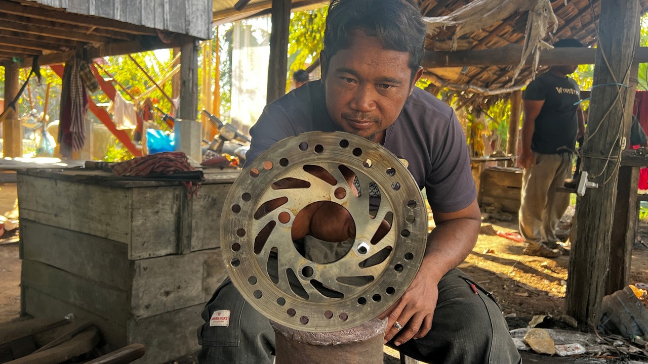 Sword Making - Forging A Powerful SWORD From The Broken SPROCKET